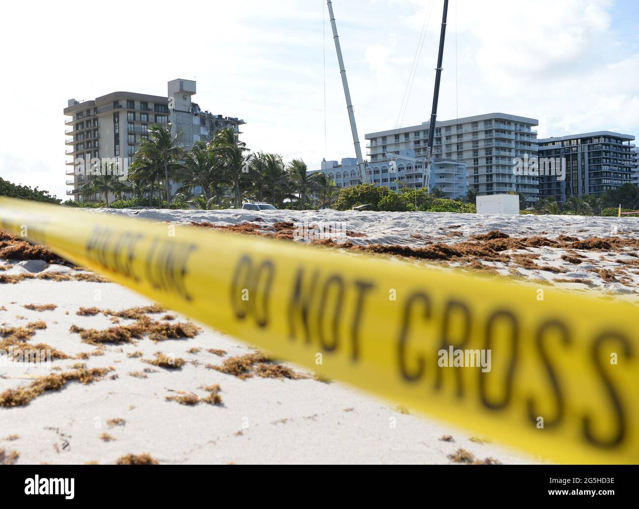 Miami condo building collapse hi-res stock photography and images - Alamy