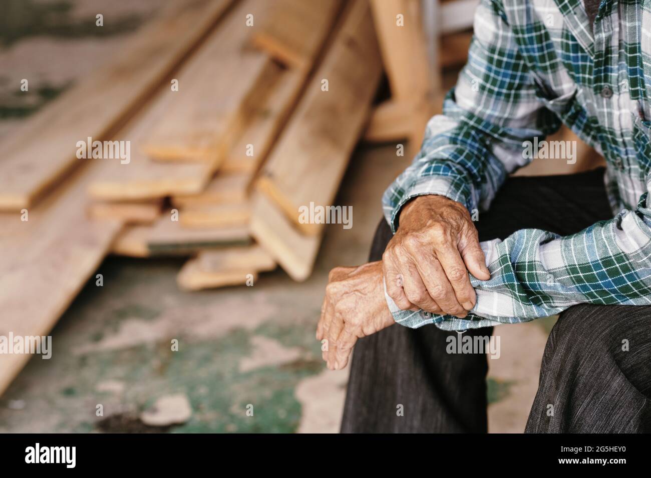 Man sitting on wood plank hi-res stock photography and images - Alamy