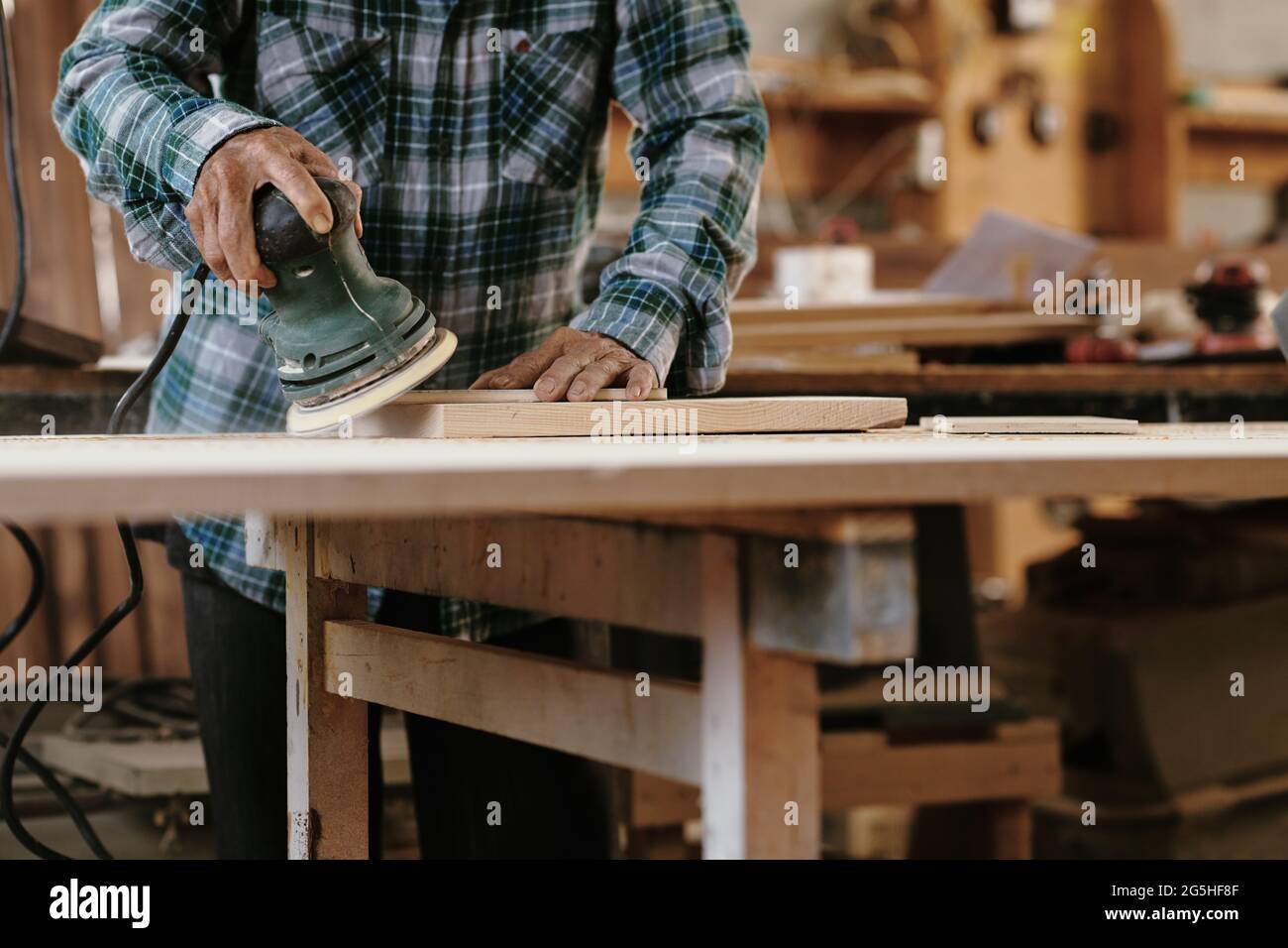 Elderly male carpenter sanding hi-res stock photography and images - Alamy