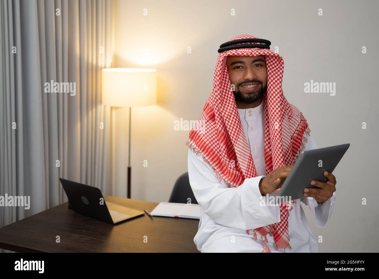 Arab businessman desk hi-res stock photography and images - Alamy