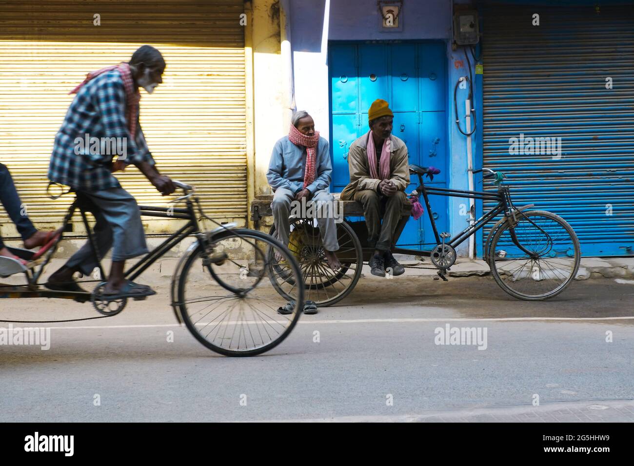 India street cycle bicycle rickshaw hi-res stock photography and images ...