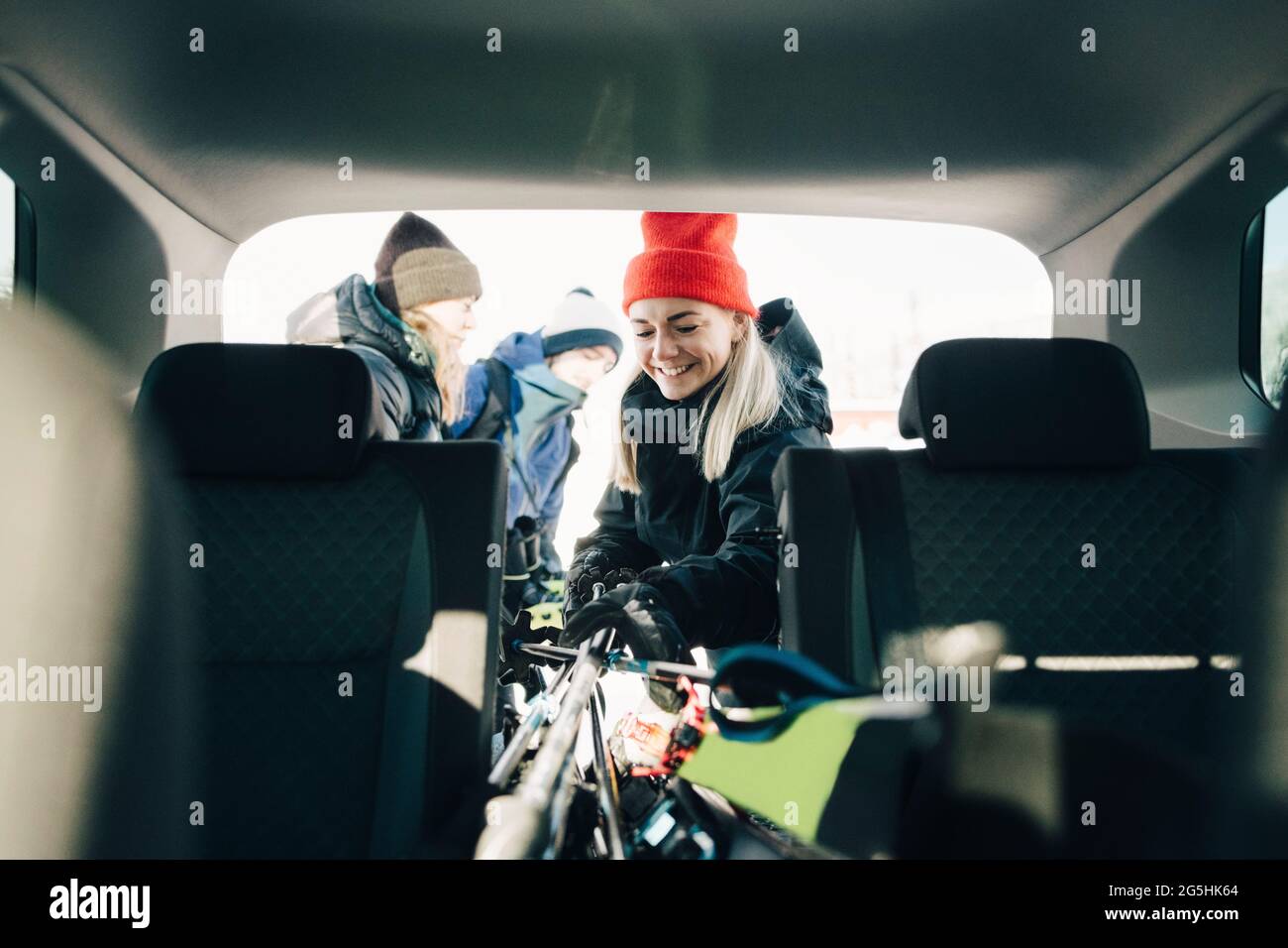 Woman with skis hi-res stock photography and images - Alamy