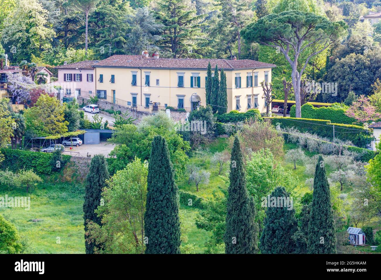 Villa with garden in Italian countryside Stock Photo - Alamy