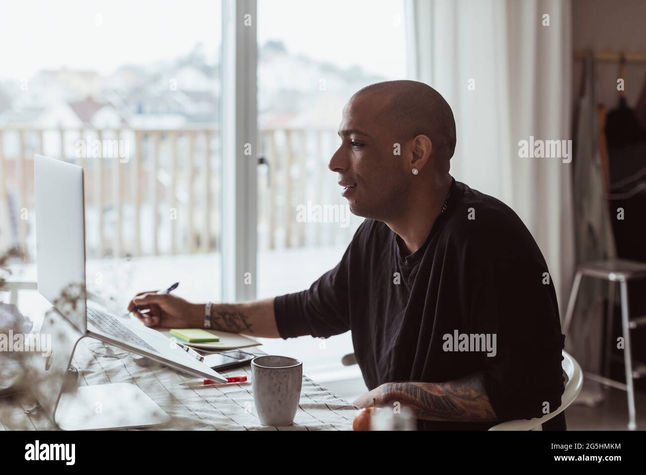 Male hispanic professional hi-res stock photography and images - Alamy