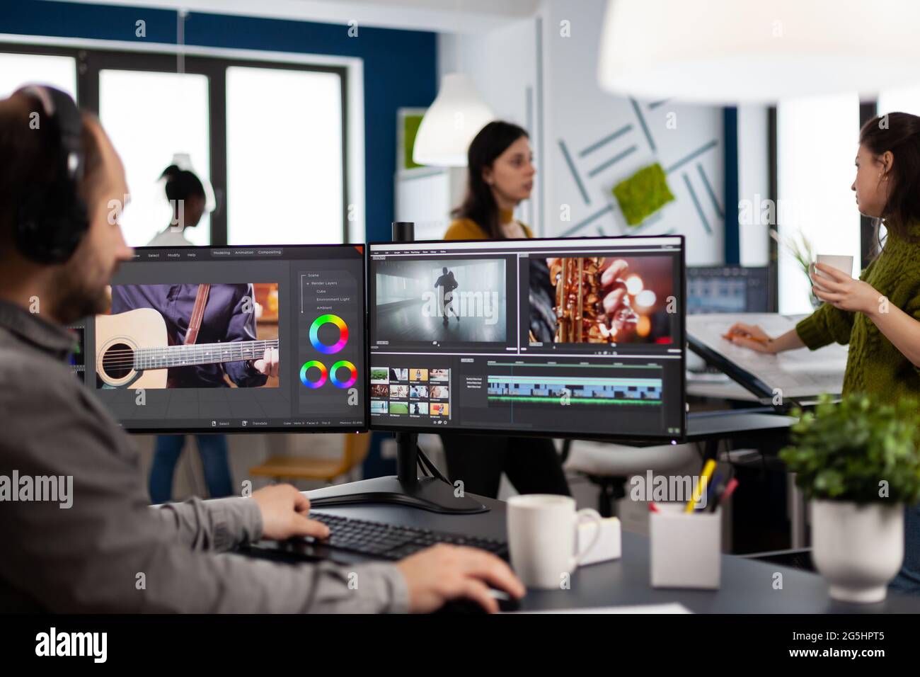 Dual monitor setup hi-res stock photography and images - Alamy