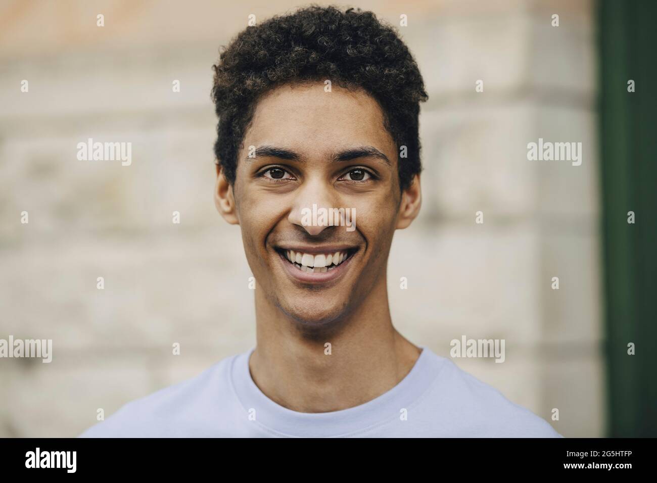 Young man outdoors hi-res stock photography and images - Alamy