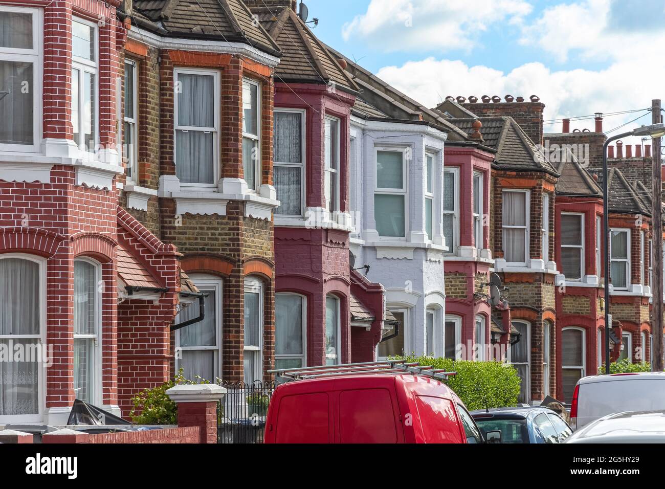 A row of typical red brick British terraced houses around Kensal Rise ...