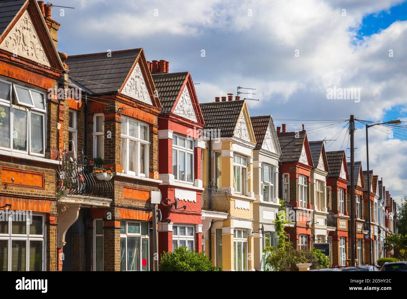 A row of typical red brick British terraced houses around Kensal Rise ...