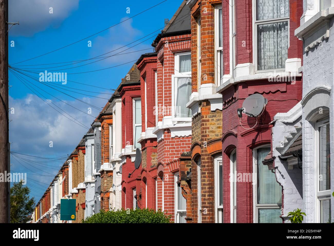A row of typical British terraced houses around Kensal Rise in London ...