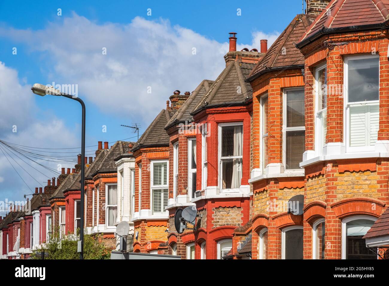 A row of typical red brick British terraced houses around Kensal Rise ...