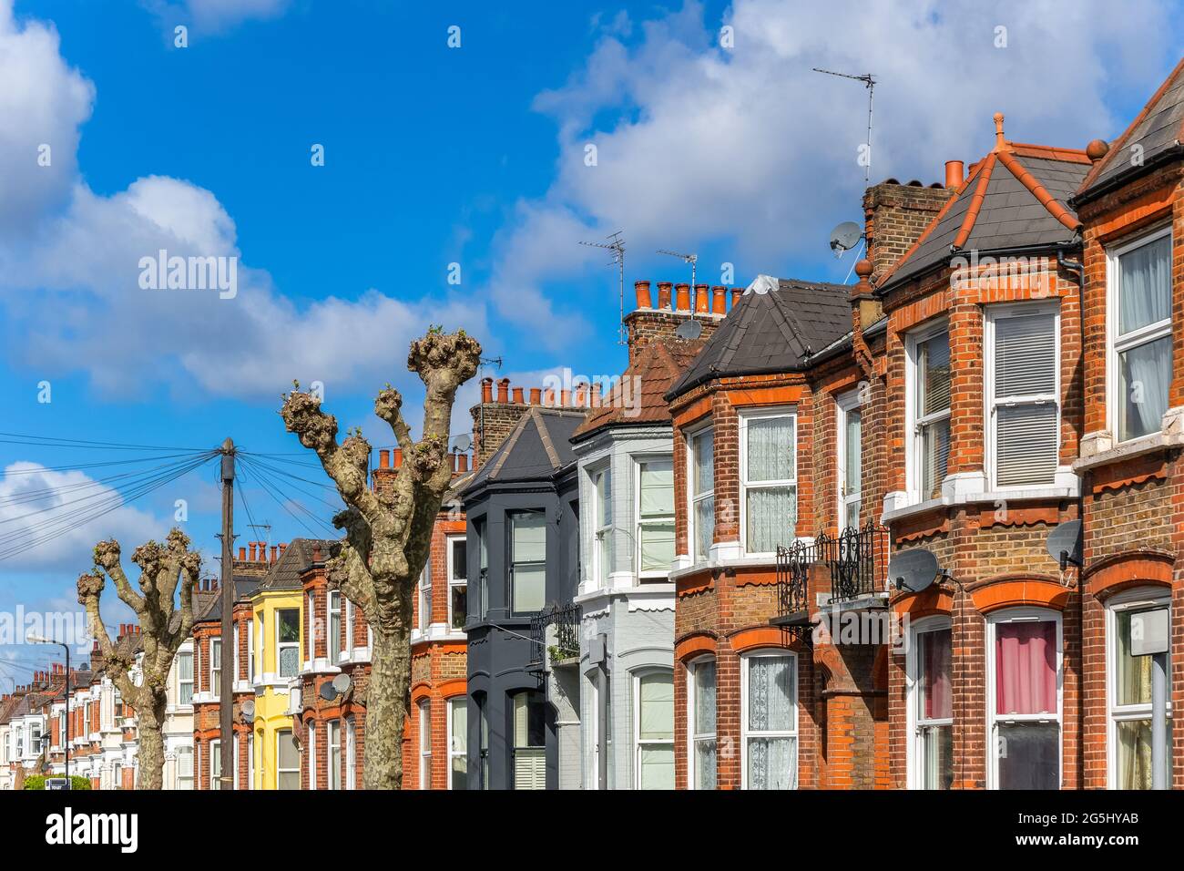 A row of typical red brick British terraced houses around Kensal Rise ...