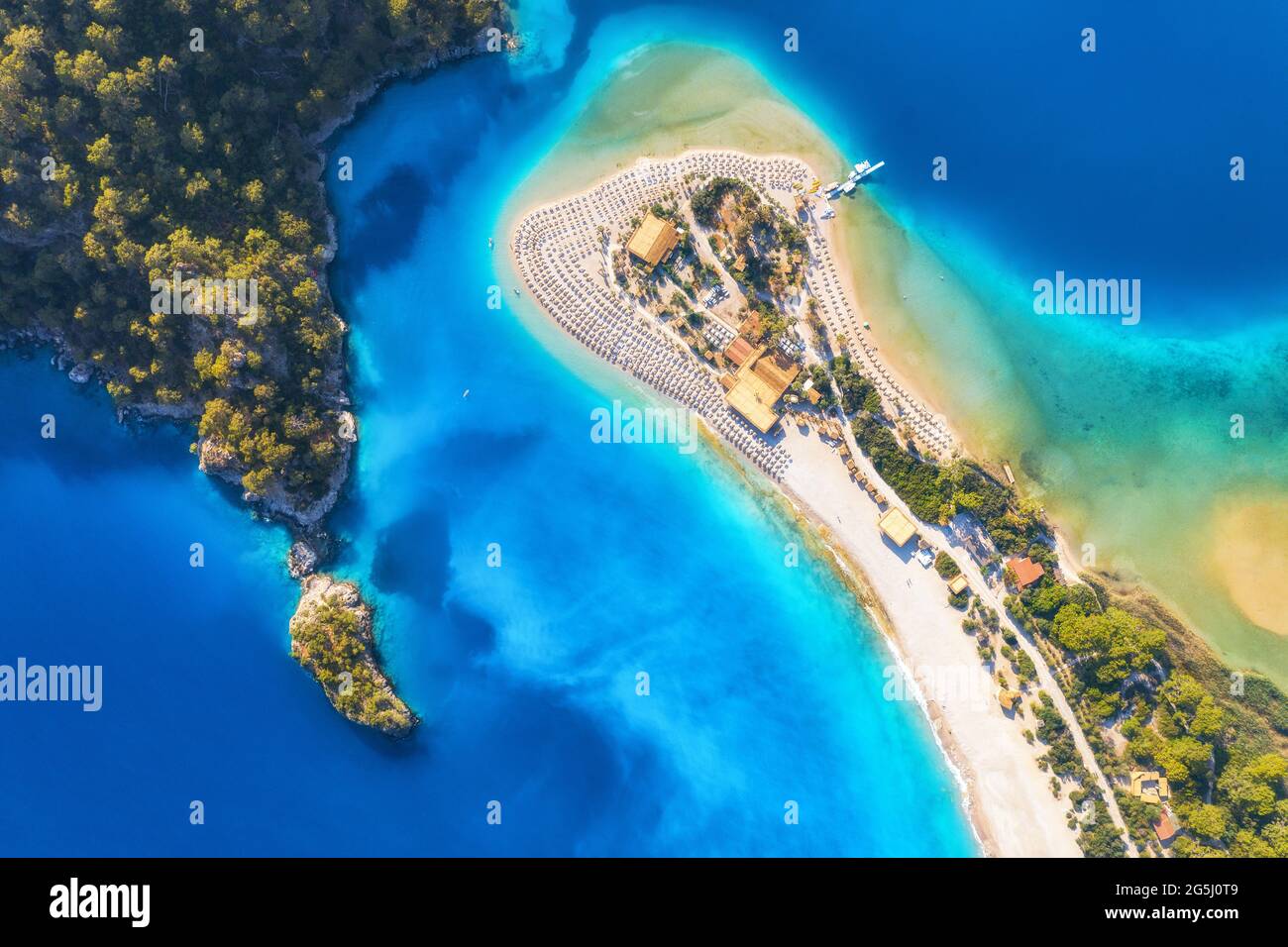 Green bank top beach hi-res stock photography and images - Alamy