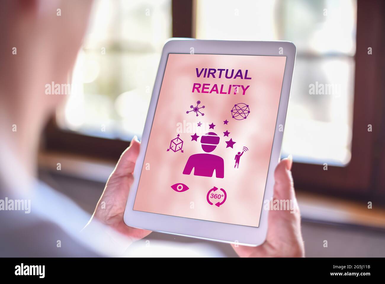 Displaying virtual reality headset hi-res stock photography and images ...