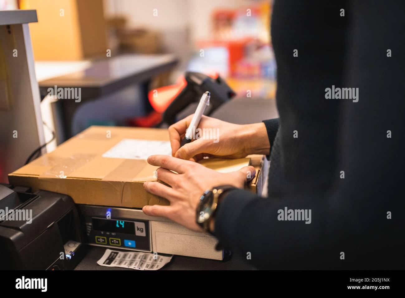 Checkout social distancing hi-res stock photography and images - Alamy