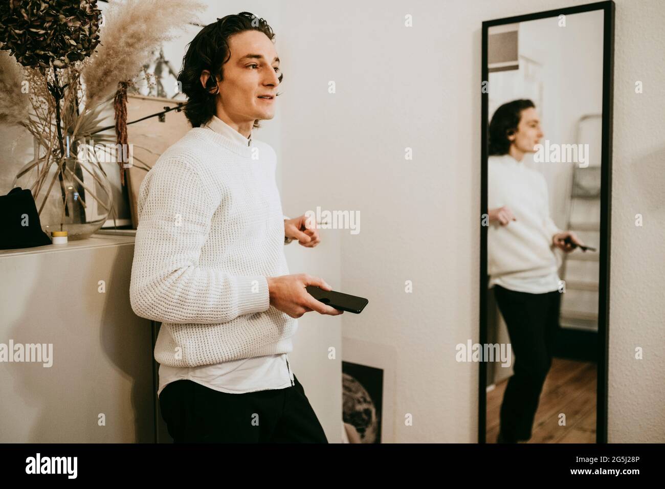 Man reflection mirror standing hi-res stock photography and images - Alamy