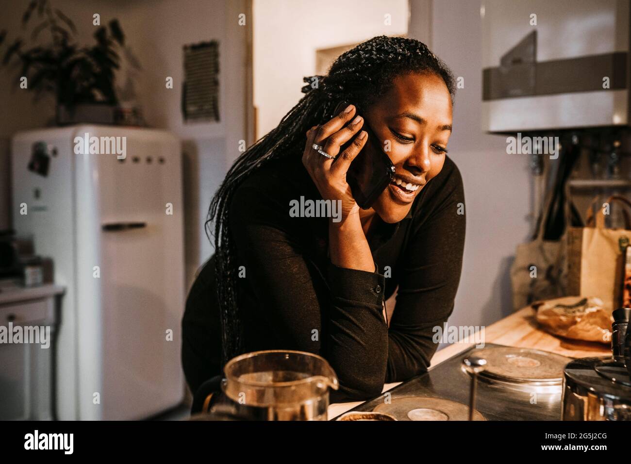 Leaning on kitchen counter hi-res stock photography and images - Alamy