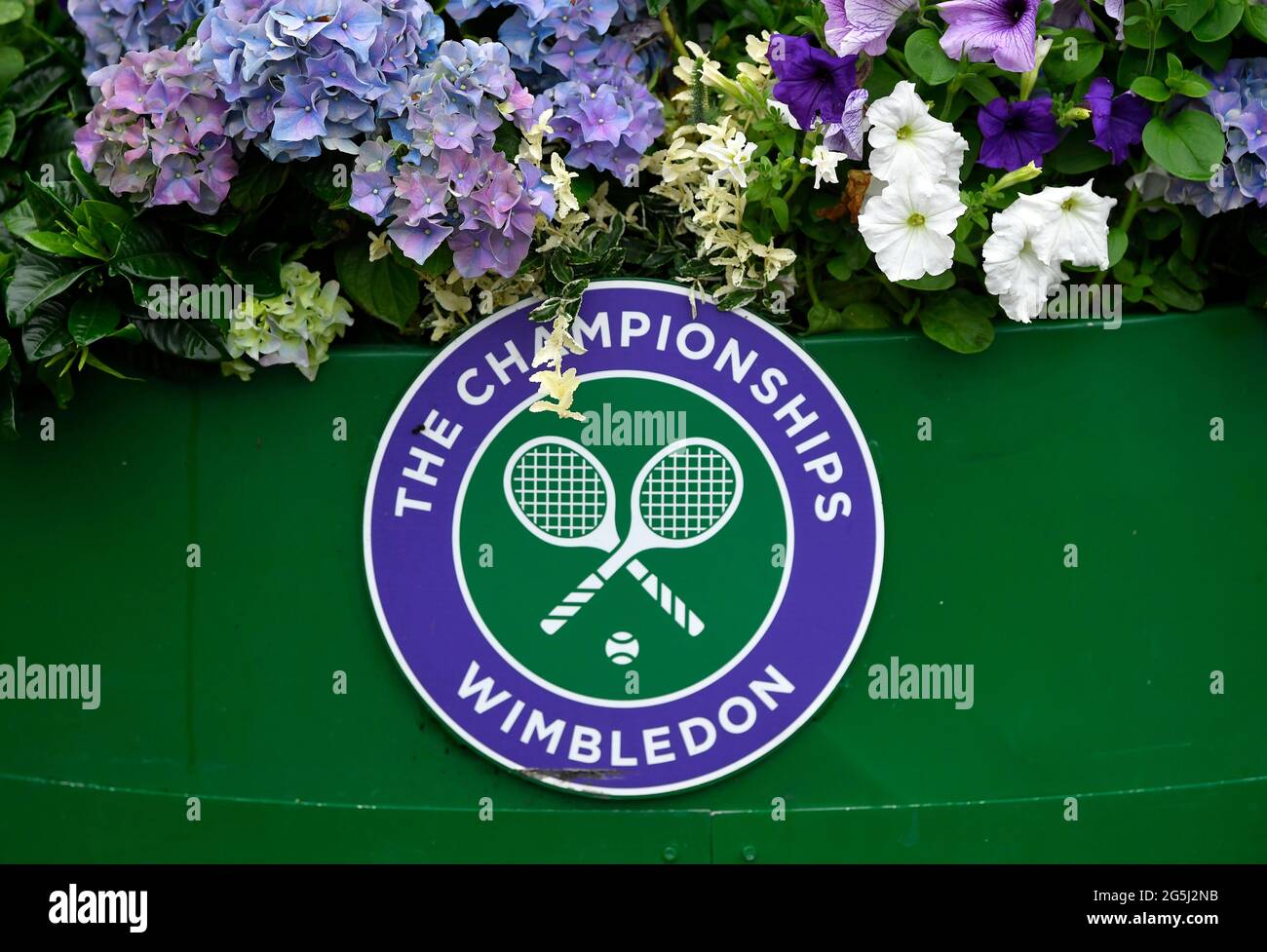 Wimbledon flowers hi-res stock photography and images - Alamy