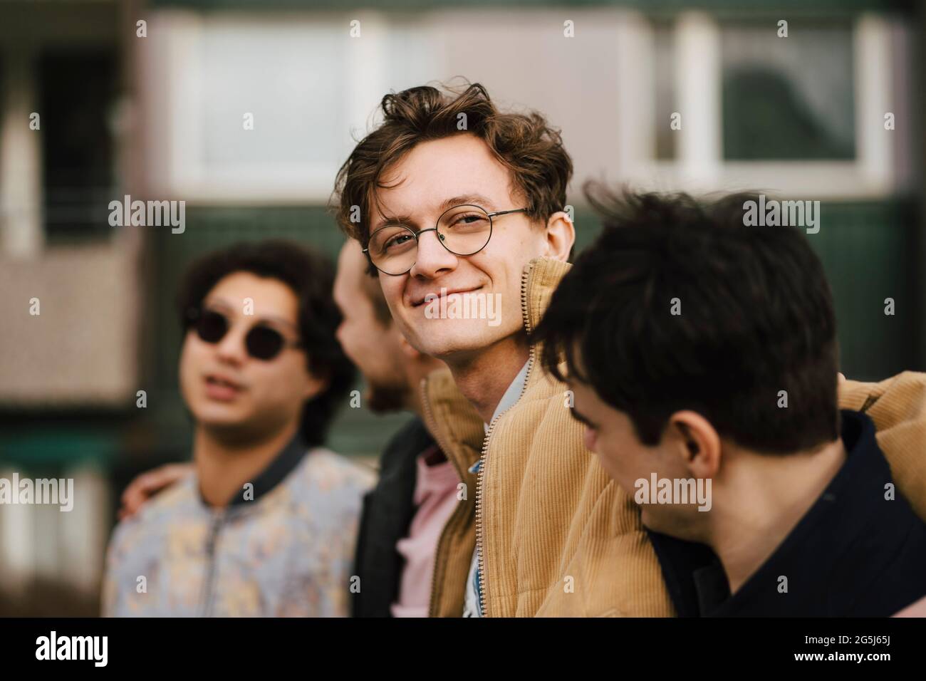 Man men male friends hi-res stock photography and images - Alamy