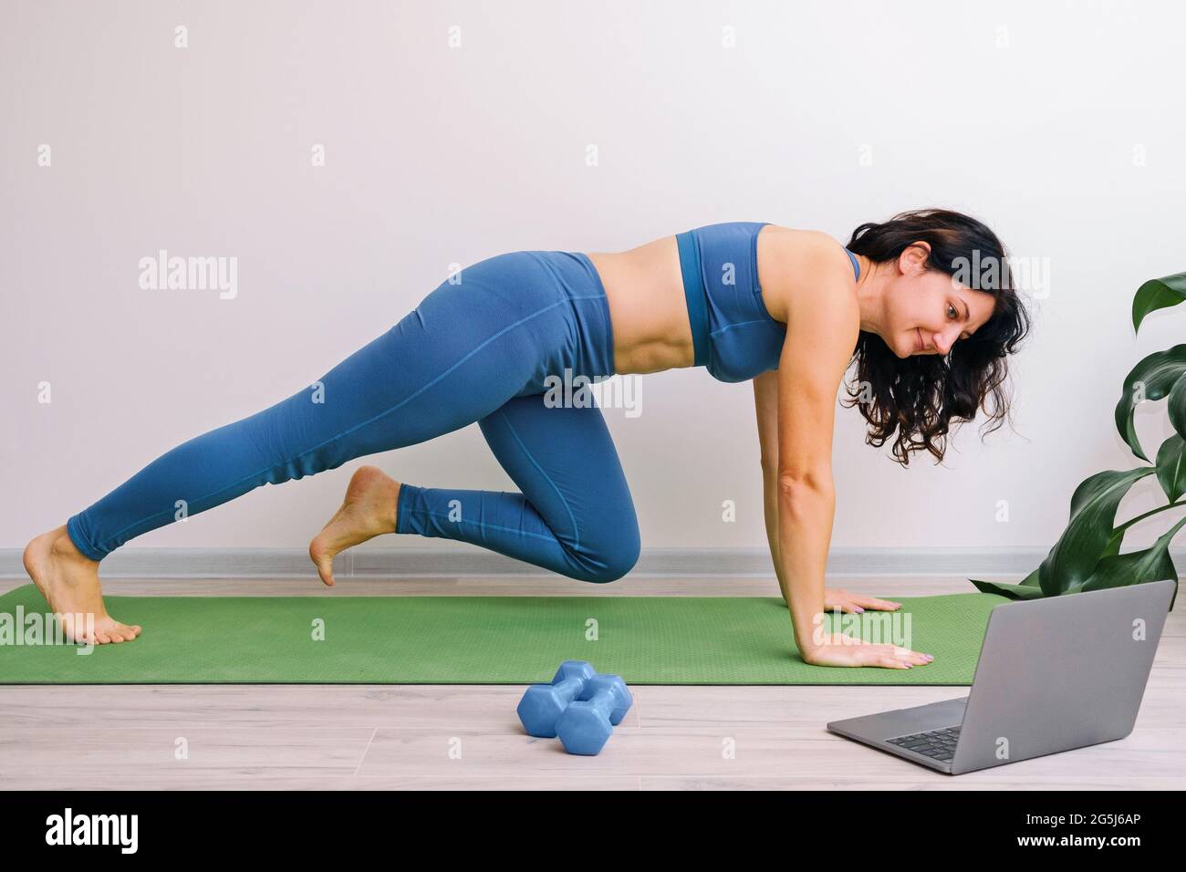 Girl doing workout - Woman doing sports at home - Workout at home ...