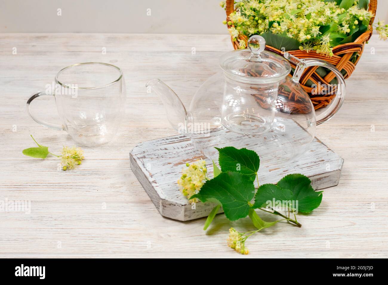 Empty teapot hi-res stock photography and images - Alamy