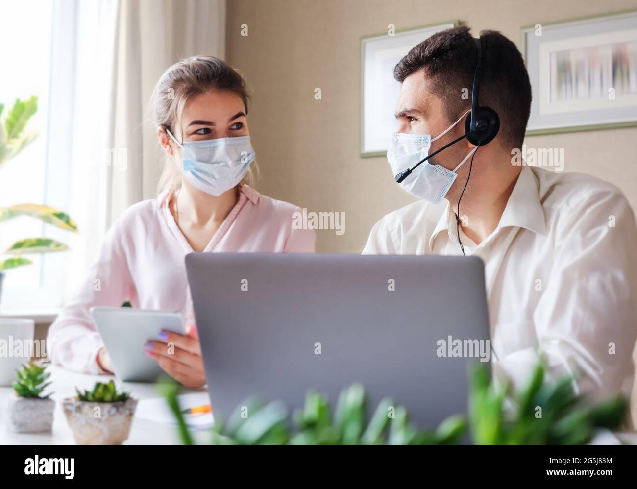 Call centre woman headphone hi-res stock photography and images - Alamy