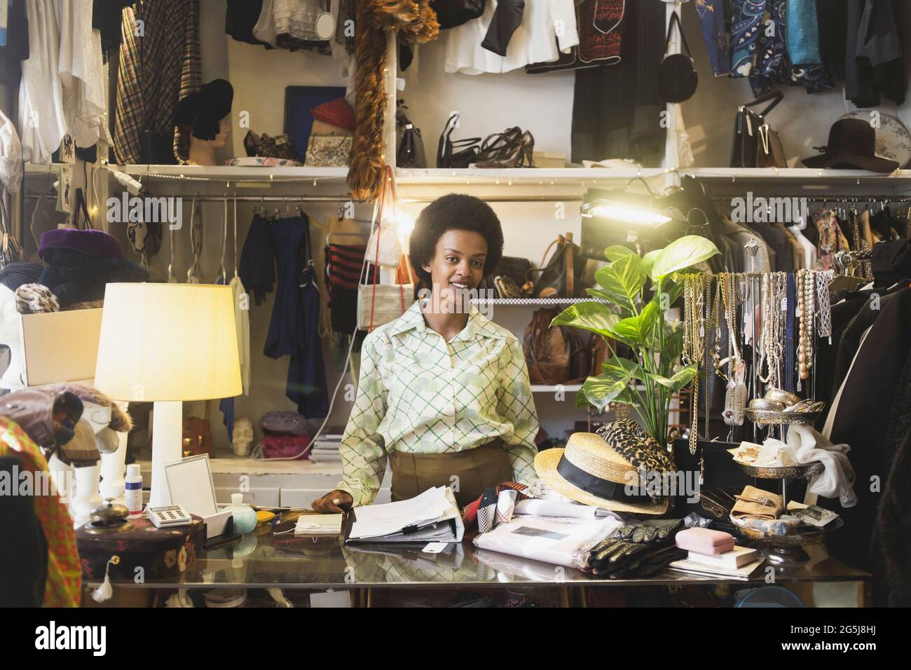 Female counter staff hi-res stock photography and images - Alamy