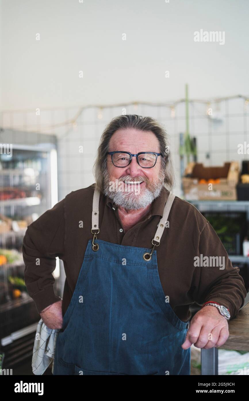Grocery store employee smiling camera hi-res stock photography and ...