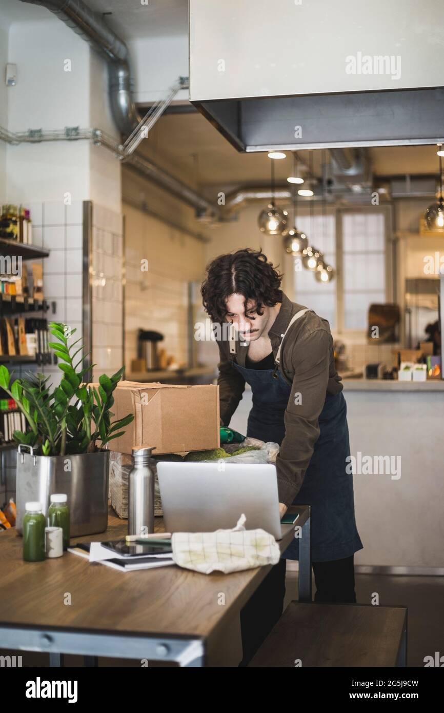Grocery store employee using hi-res stock photography and images - Alamy