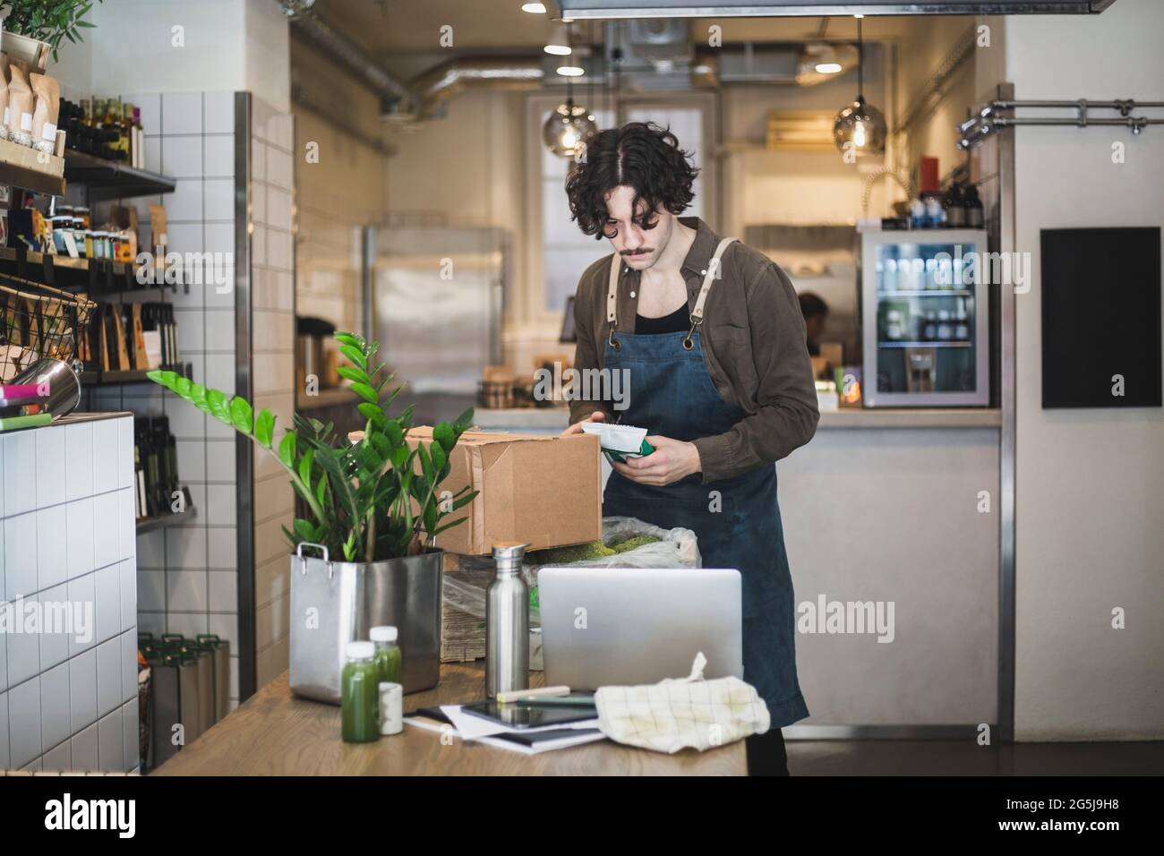 Grocery store employee using hi-res stock photography and images - Alamy