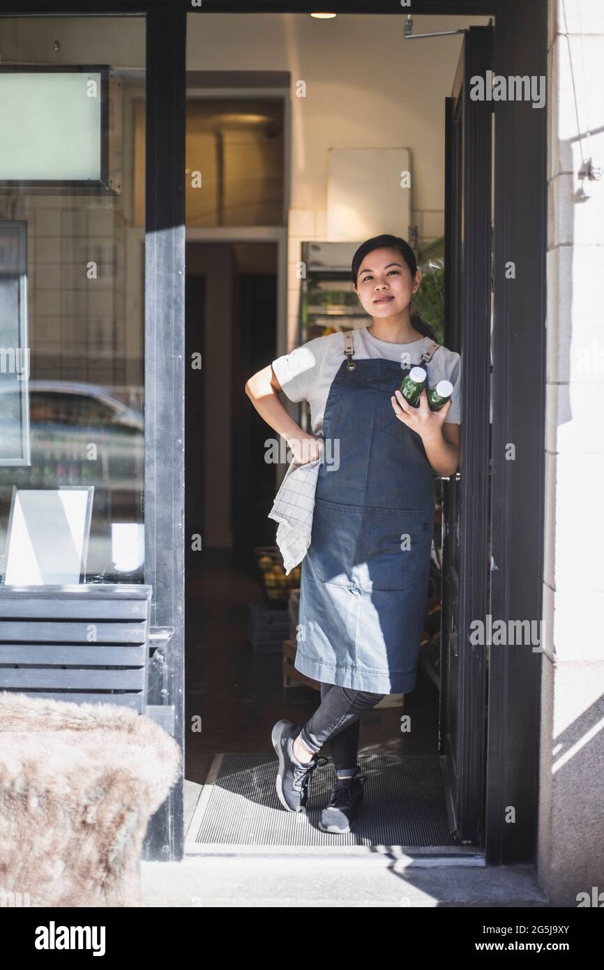 Grocery store employee hi-res stock photography and images - Alamy