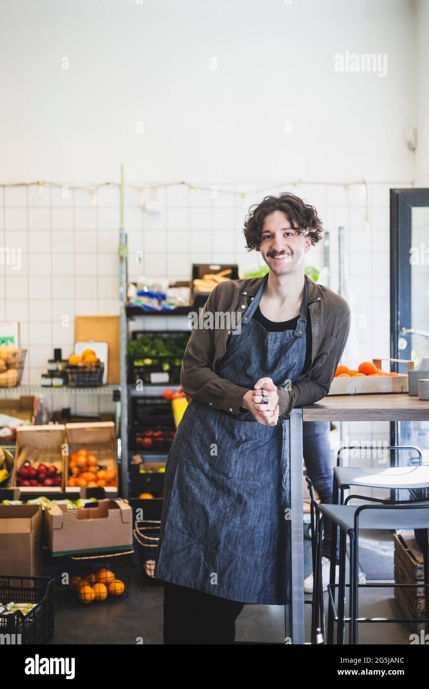 Male grocery store employee hi-res stock photography and images - Alamy