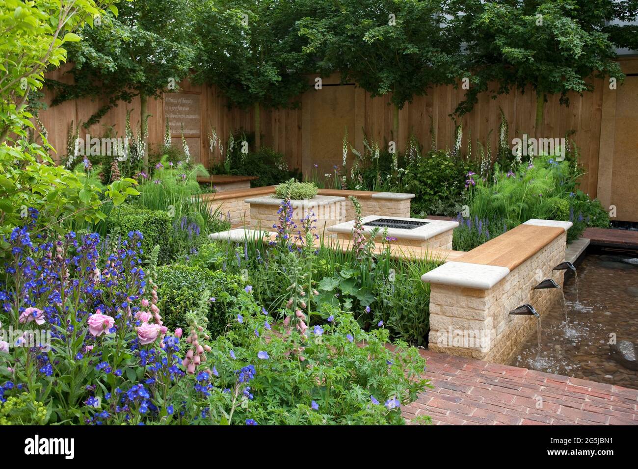 Contemporary garden raised bed hi-res stock photography and images - Alamy