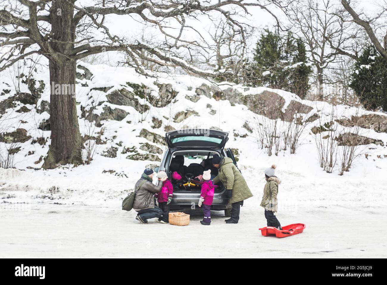 Unloading car hi-res stock photography and images - Alamy