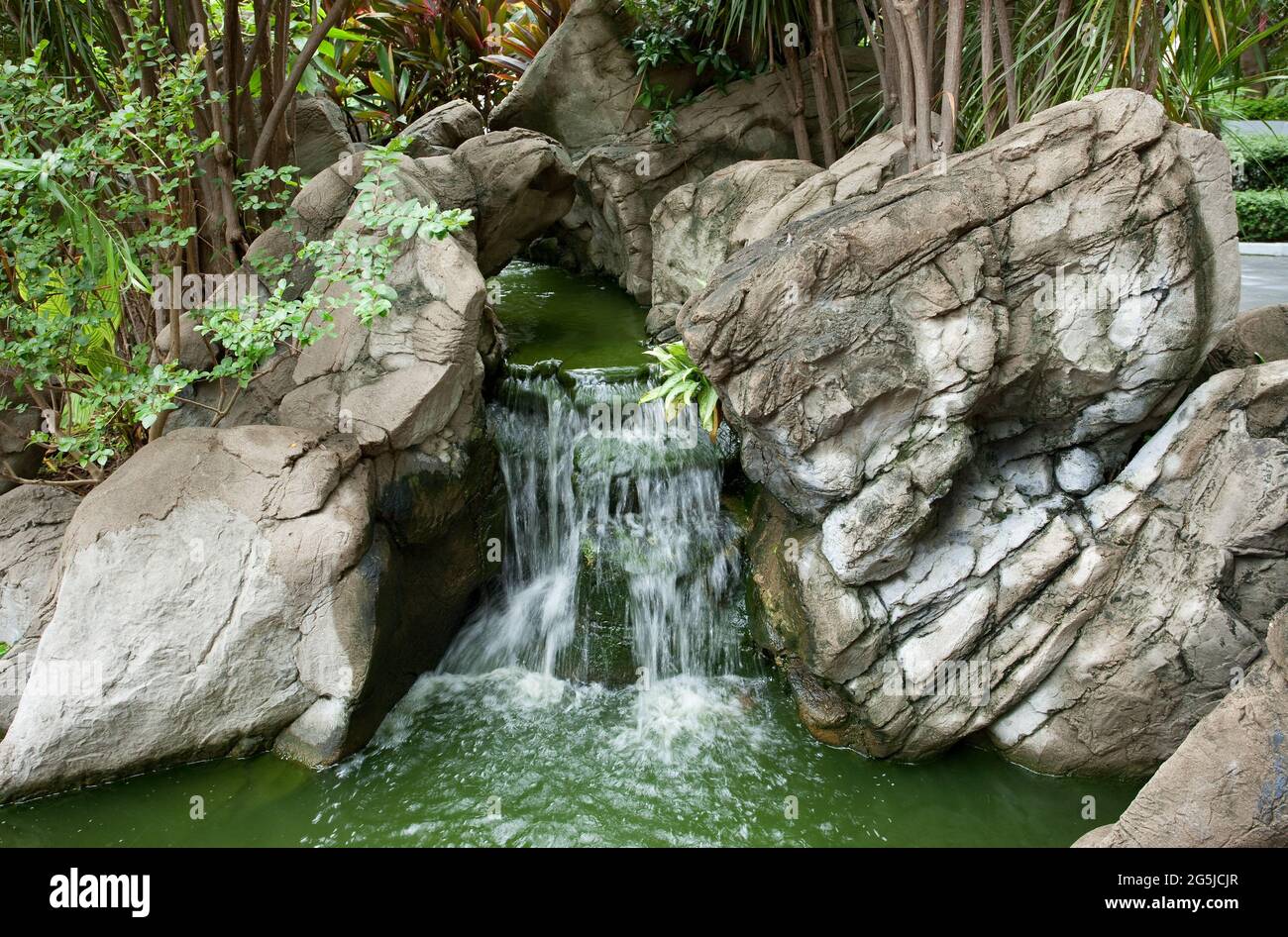 Oriental chinese pond water feature Stock Photo - Alamy