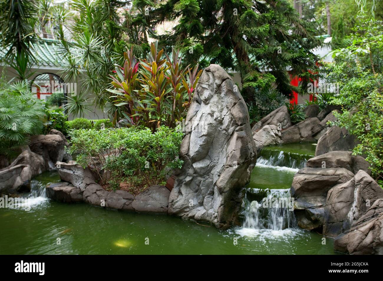 Oriental chinese pond water feature Stock Photo - Alamy