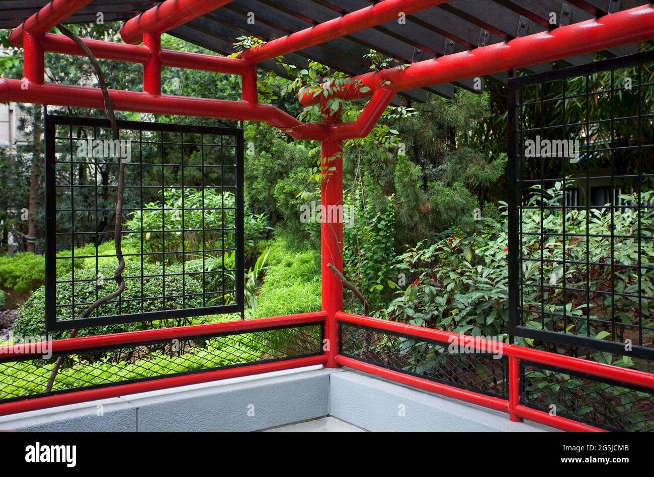 Oriental chinese design metal wall Stock Photo - Alamy