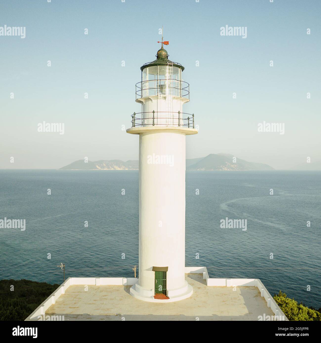 White lighthouse Stock Photo - Alamy