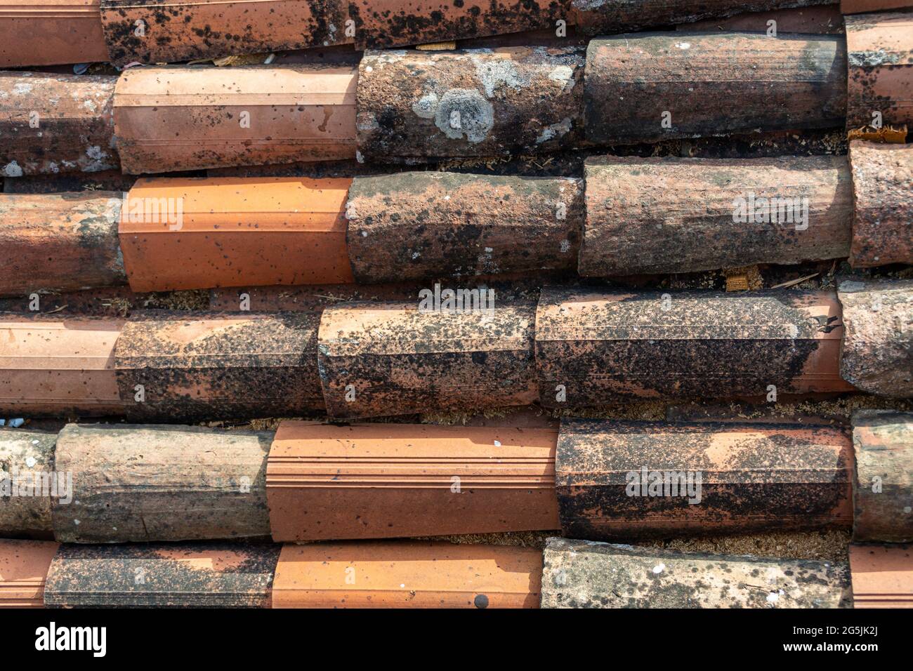 Tile roof pattern hi-res stock photography and images - Alamy