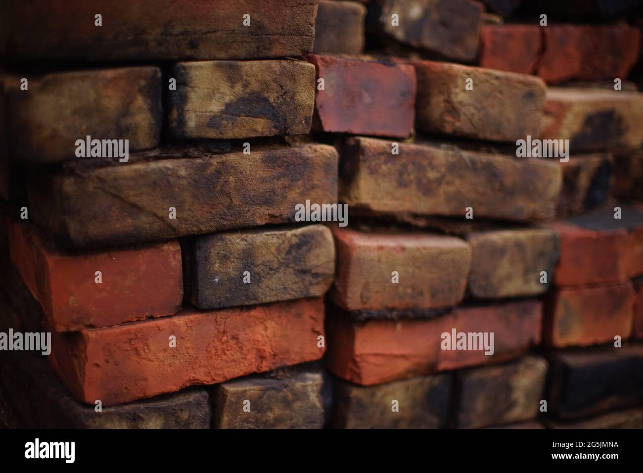 Pile stack old used bricks hi-res stock photography and images - Alamy