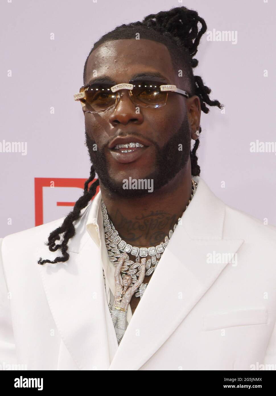 Los Angeles, USA. 27th June, 2021. Burna Boy arrives at the BET Awards ...