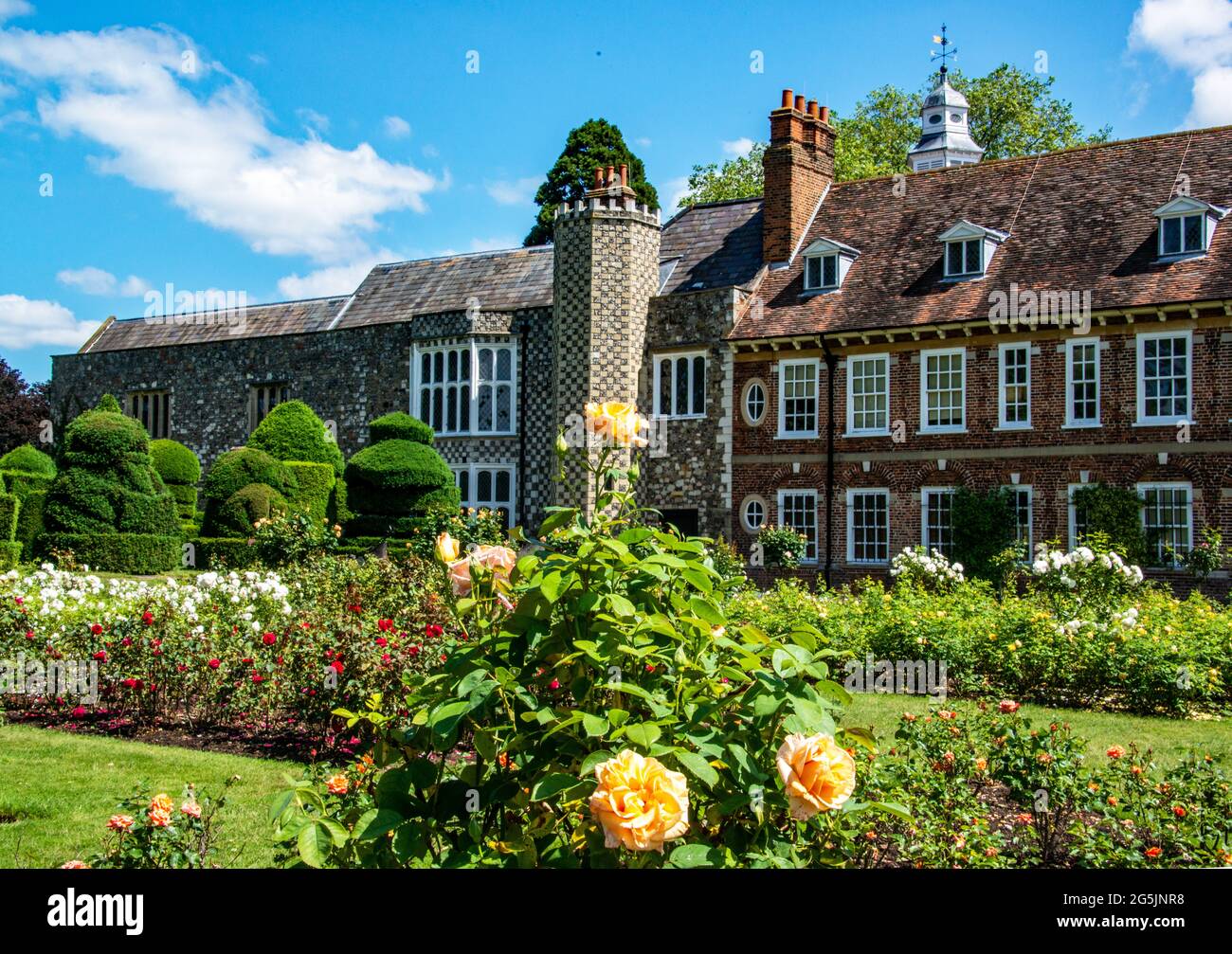 Tudor rose garden hi-res stock photography and images - Alamy