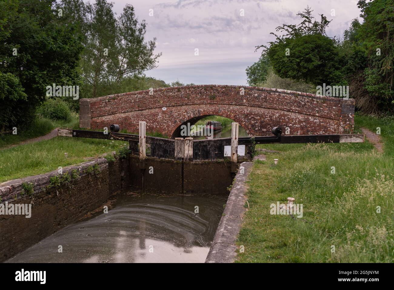 footbridge over canal Kennet and avon Stock Photo - Alamy