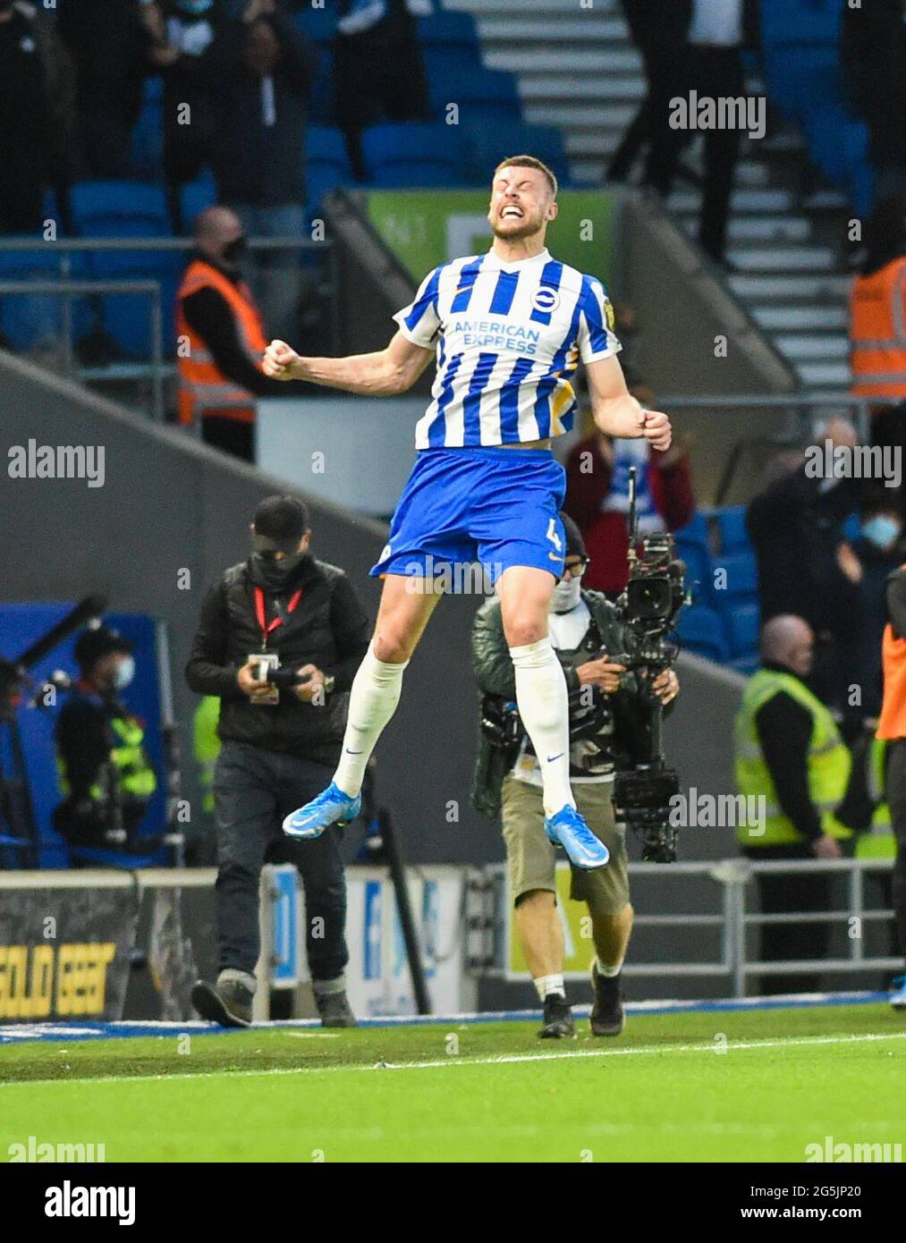 Celebration leaping jumping football hi-res stock photography and ...