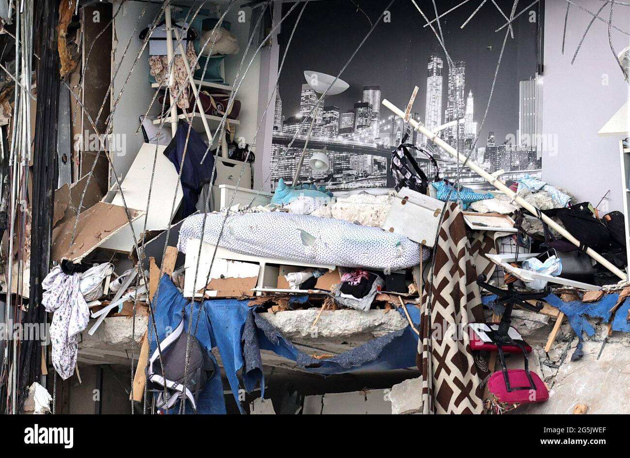 Surfside, USA. 25th June, 2021. The rubble at the Champlain Towers ...