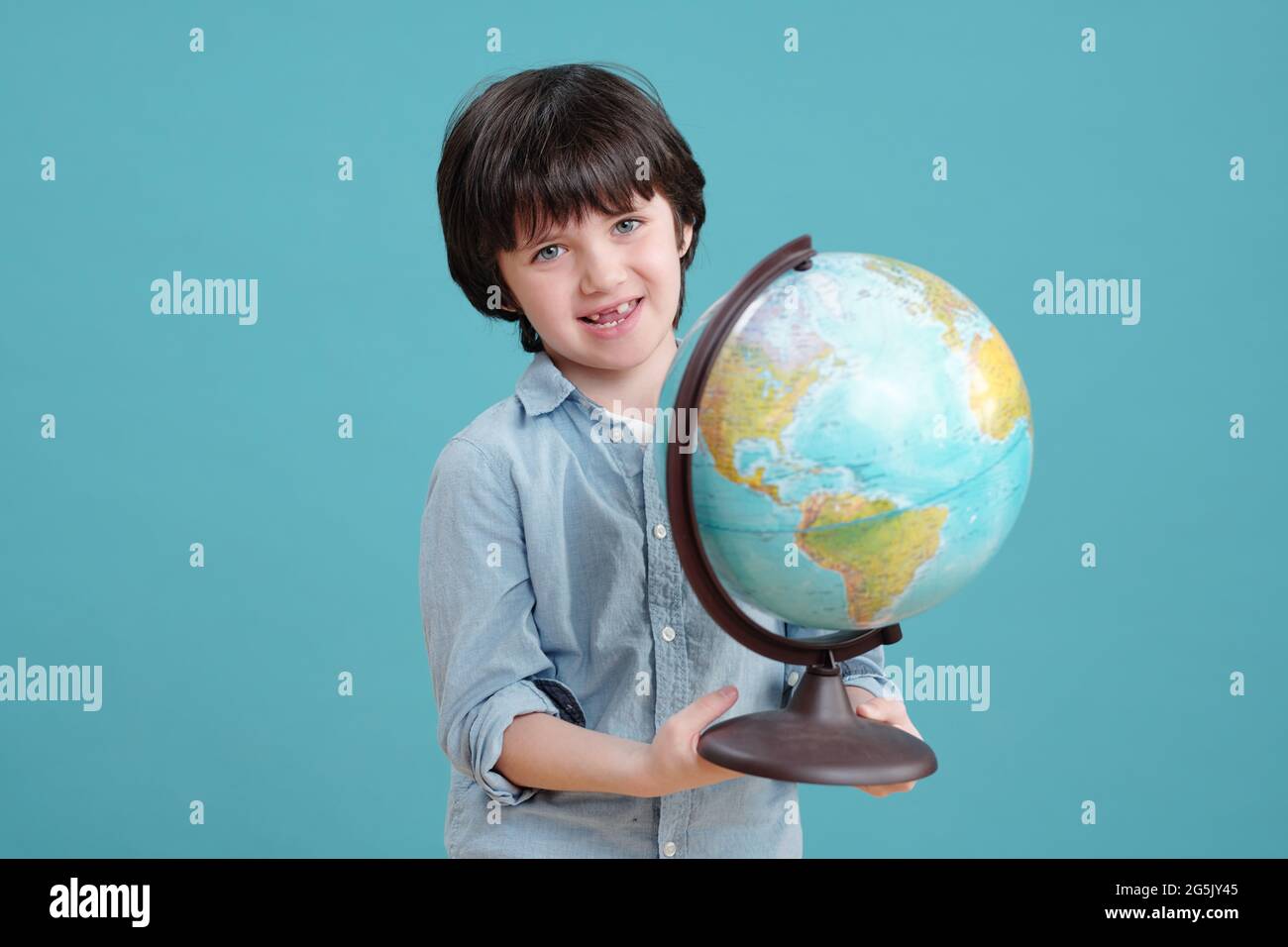 Person looking at world globe hi-res stock photography and images - Alamy
