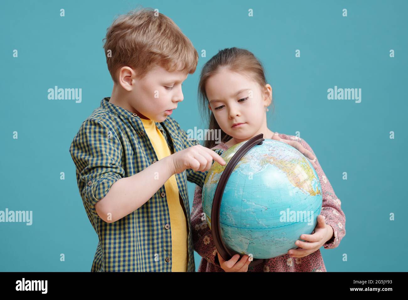 Boy girl map world hi-res stock photography and images - Alamy