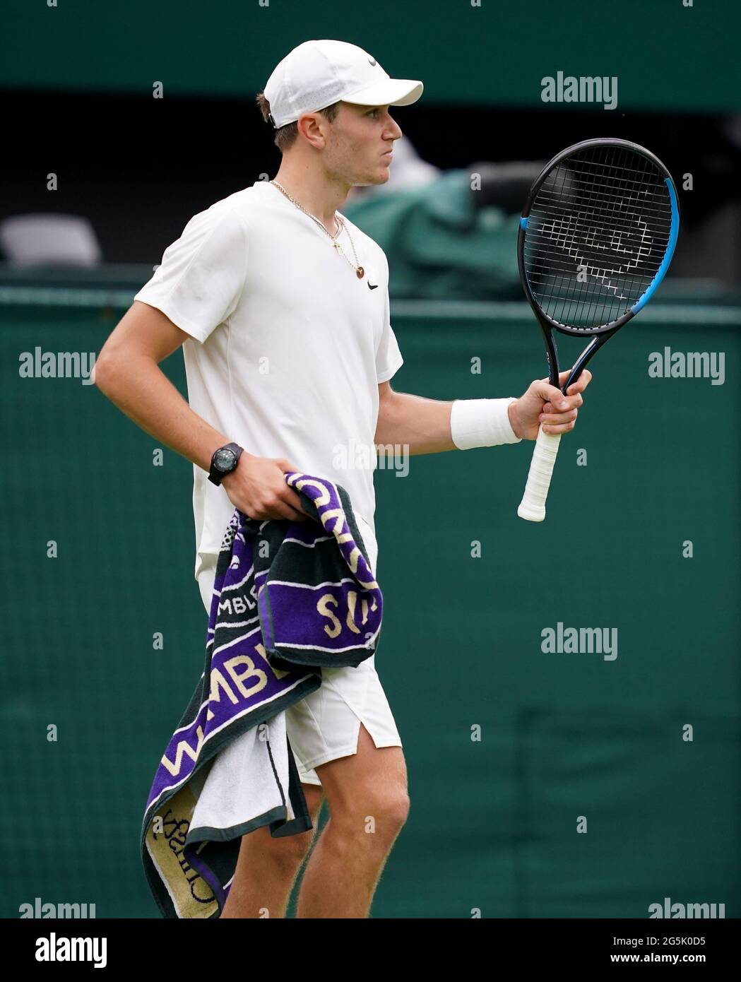 Jack Draper celebrates taking the first set in the match against Novak ...