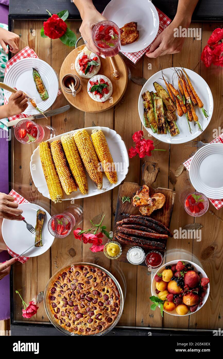 Neighbors eating hi-res stock photography and images - Alamy