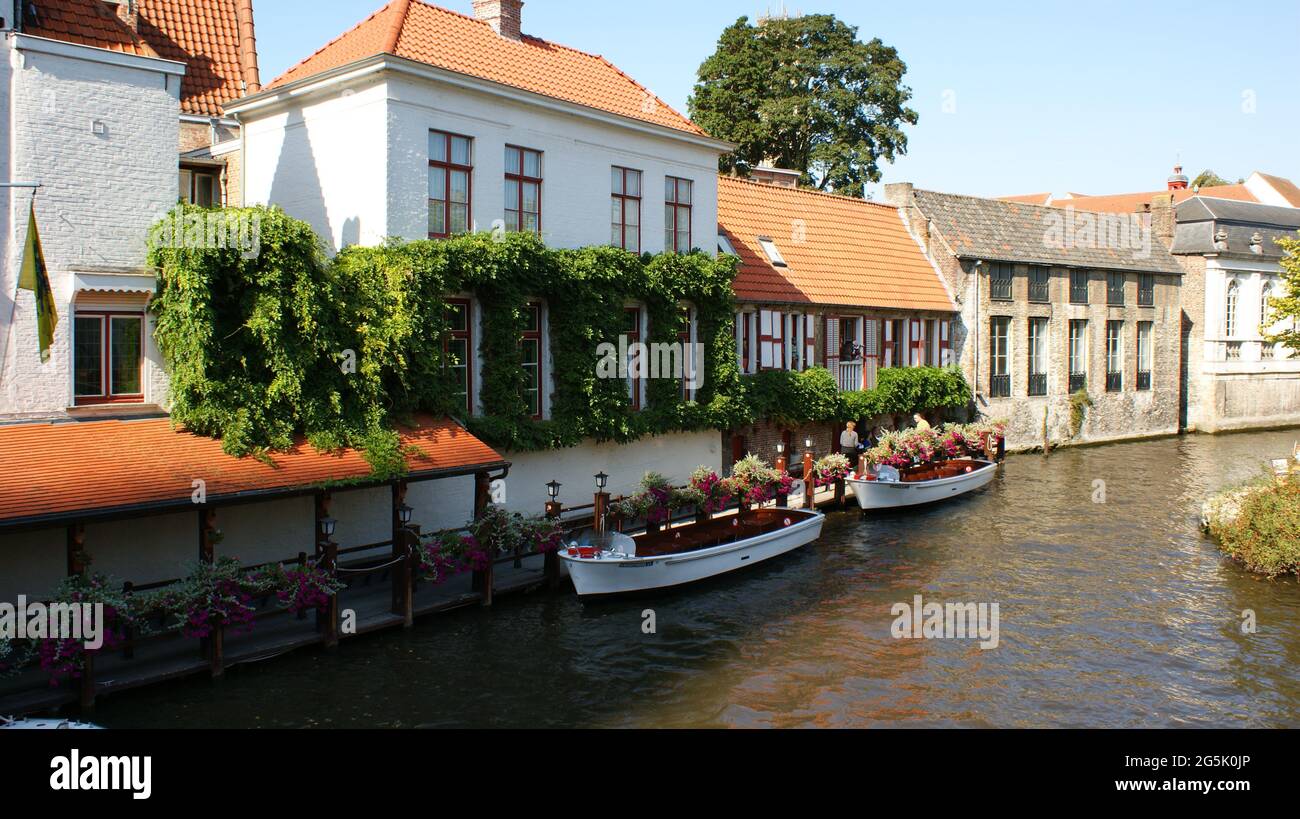 BRUGGE, BELGIUM - Sep 14, 2008: Bruges old town view, Brugge ...