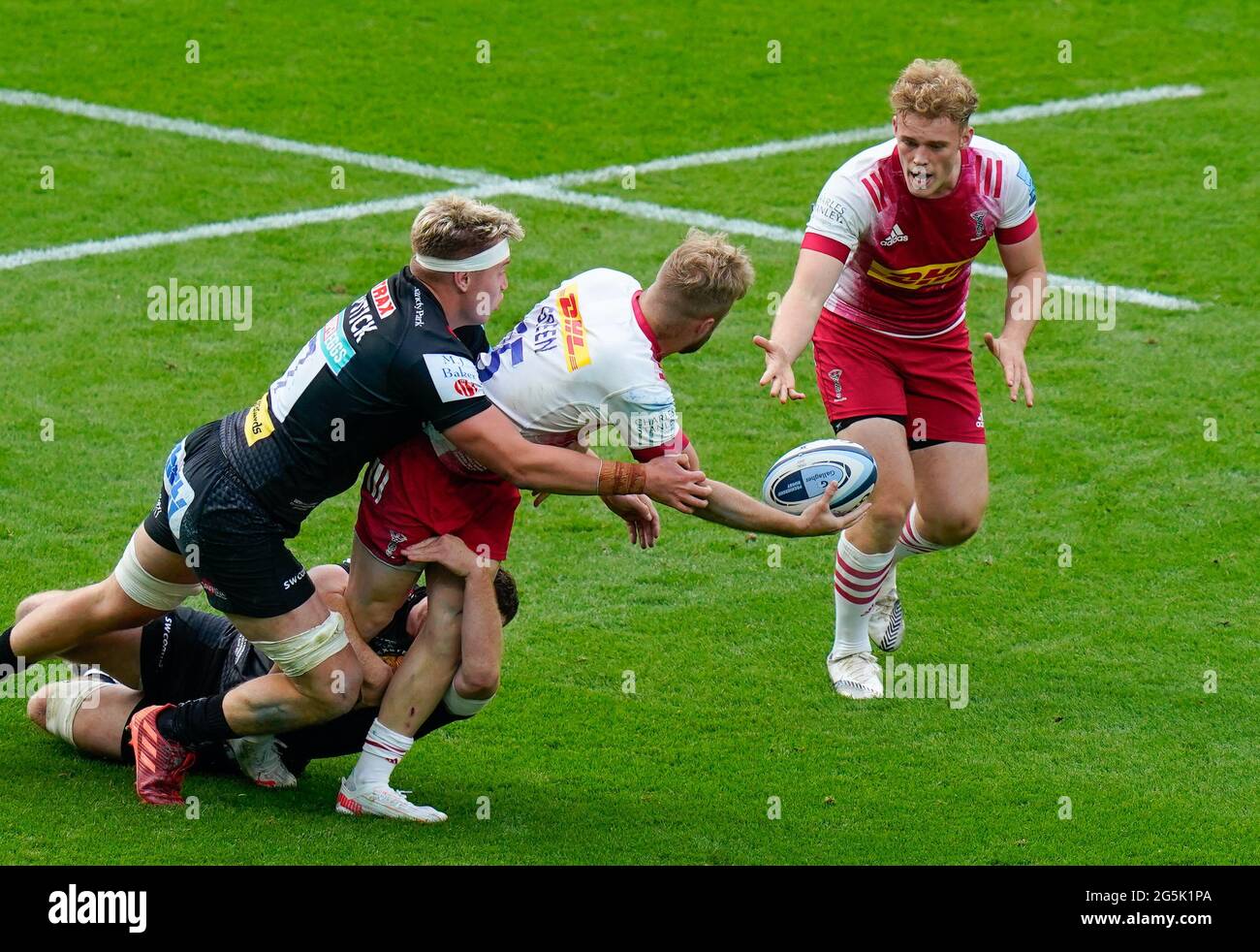 Harlequins full-back Tyrone Green off-loads to Harlequins wing Louis ...
